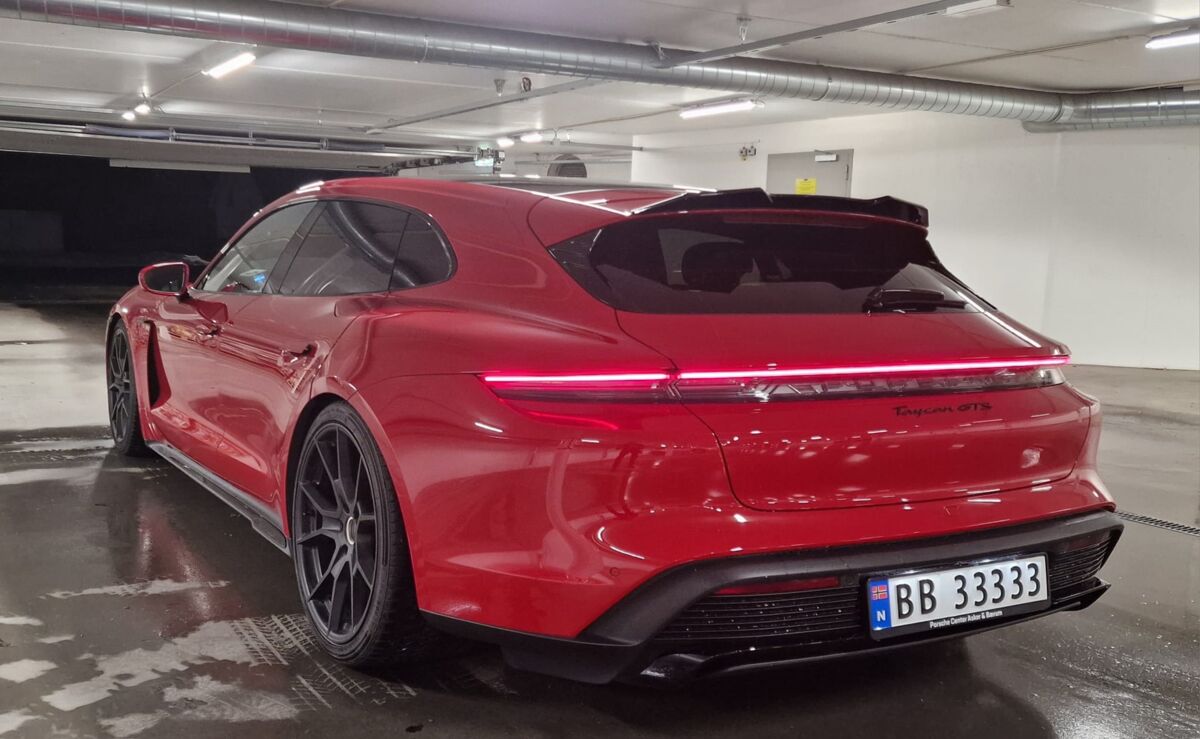 Black Performance Aero roof extension spoiler for Porsche Taycan Cross ...